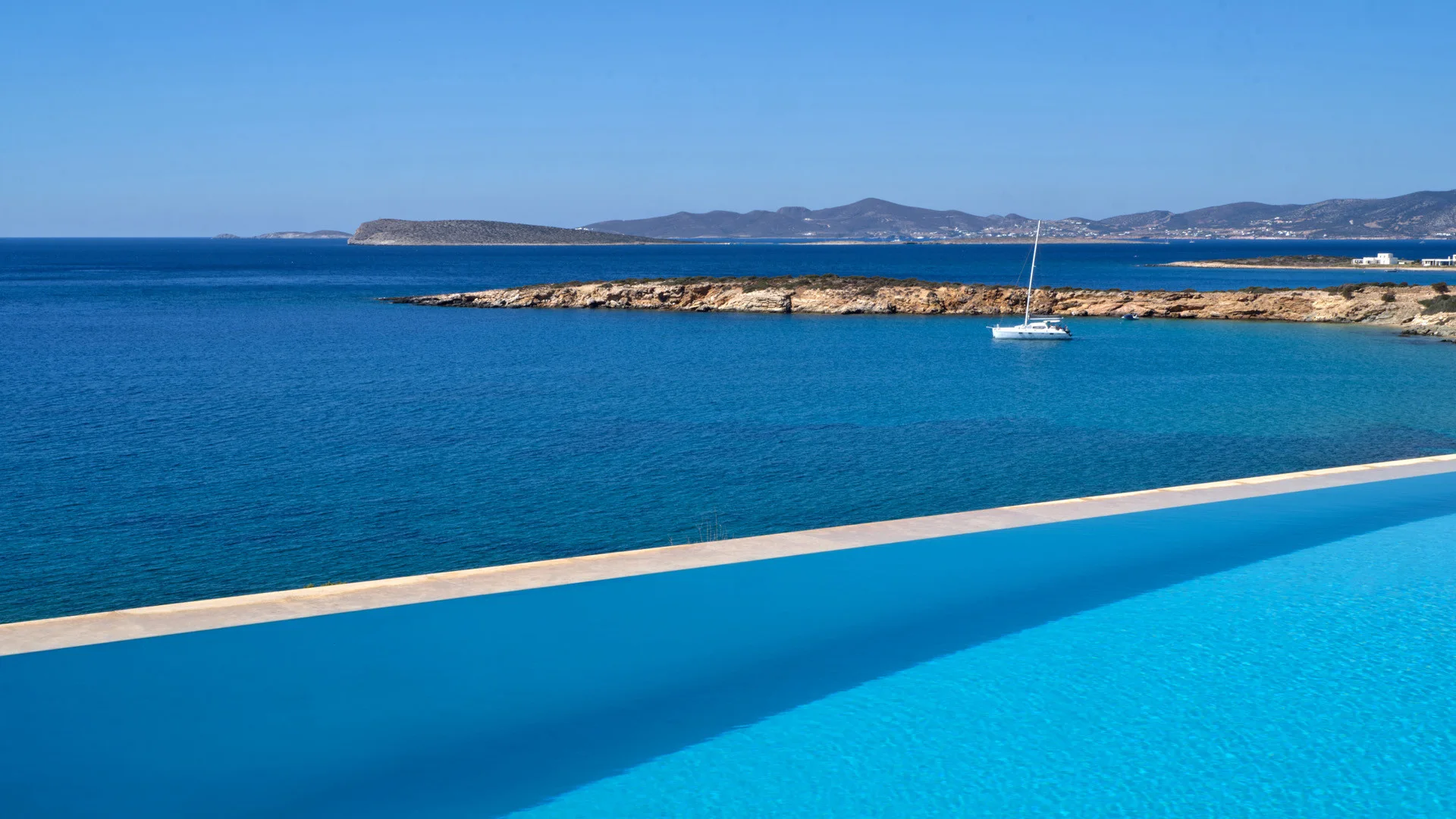 Azure Bay : une villa pour un séjour luxueux, sur la mer Égée